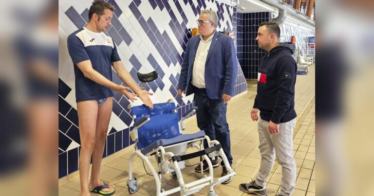 Silla de baño para adultos con movilidad reducida para la piscina de Ibi